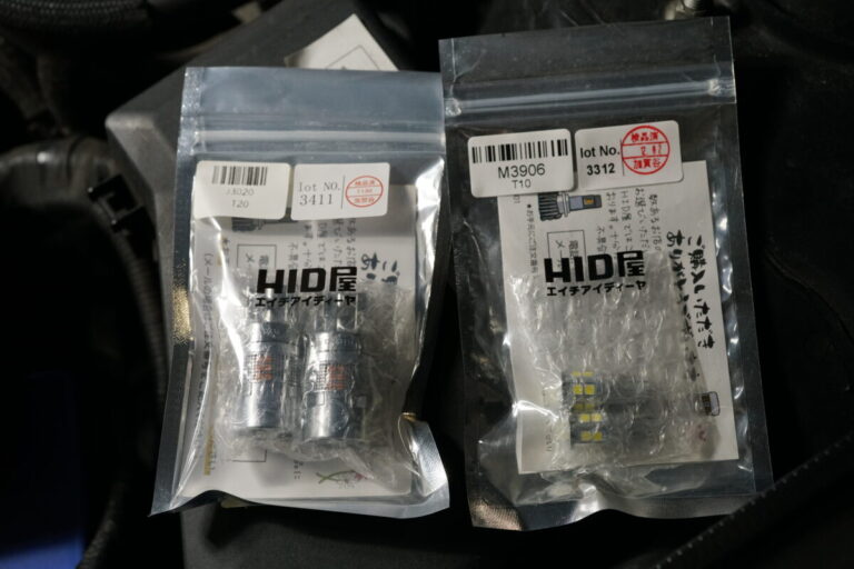 【GRB】ヘッドライトを取り外して、ウィンカー・ポジションバルブをLEDに交換 - 車輪と趣味生活